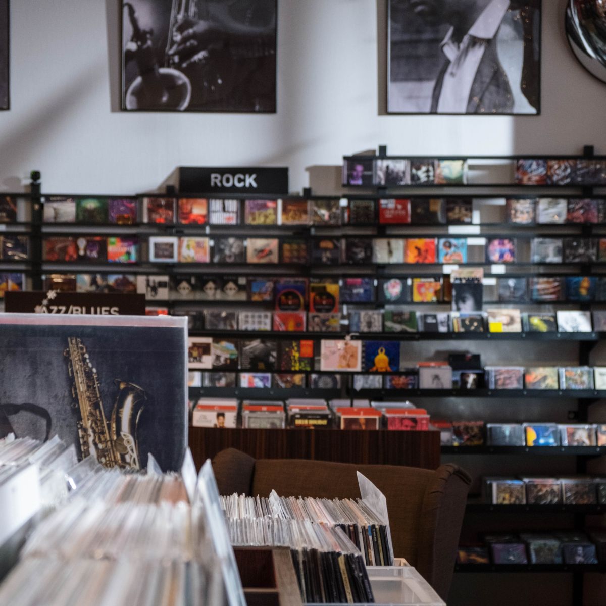 4 Benefits of Buying Vinyl Online vs. In-Store